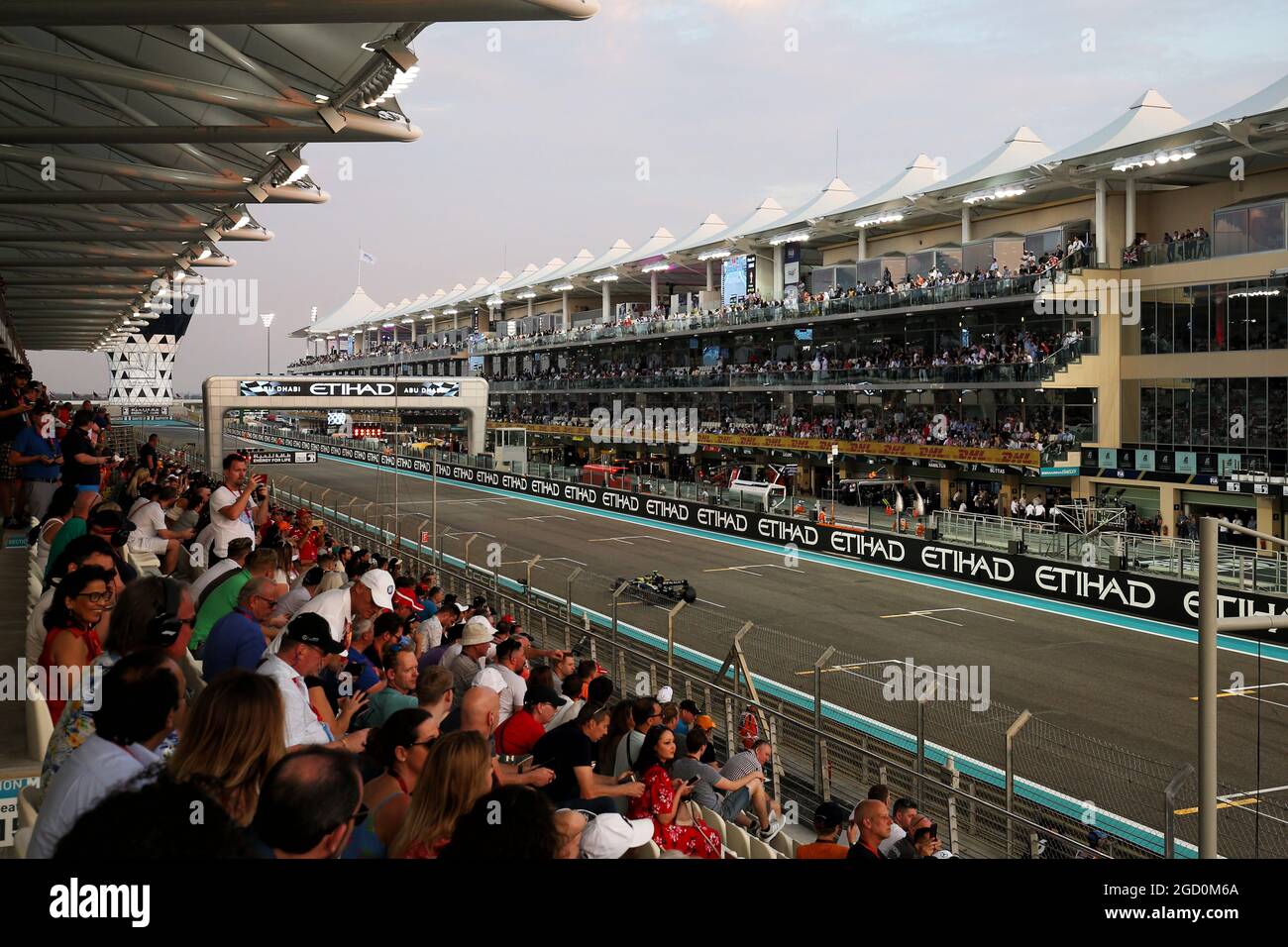 Nico Hulkenberg (GER) Renault F1 Team RS19. Abu Dhabi Grand Prix ...