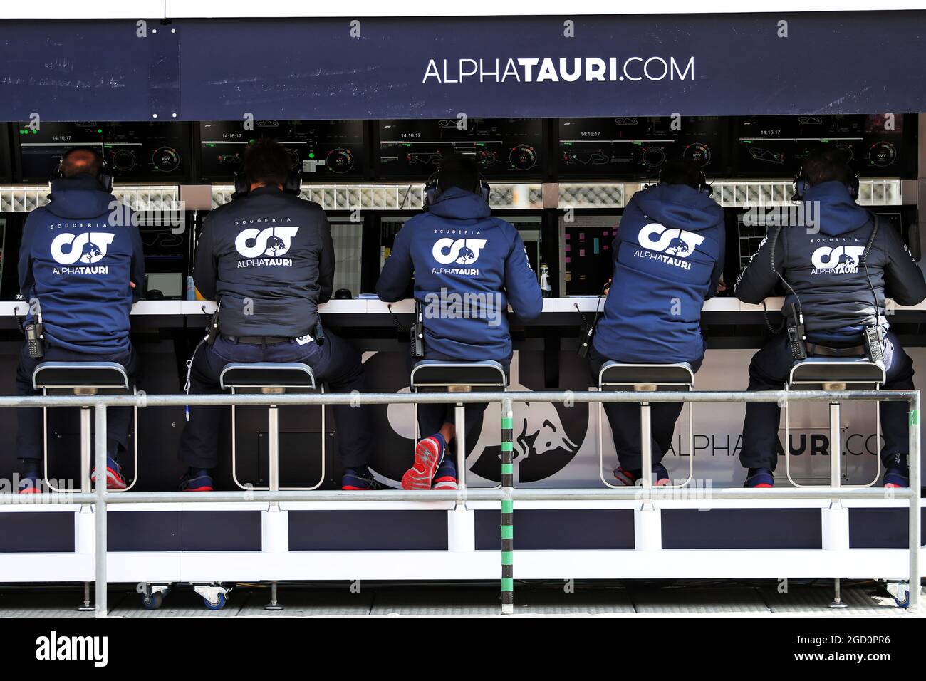 Alphatauri pit gantry hi-res stock photography and images - Alamy