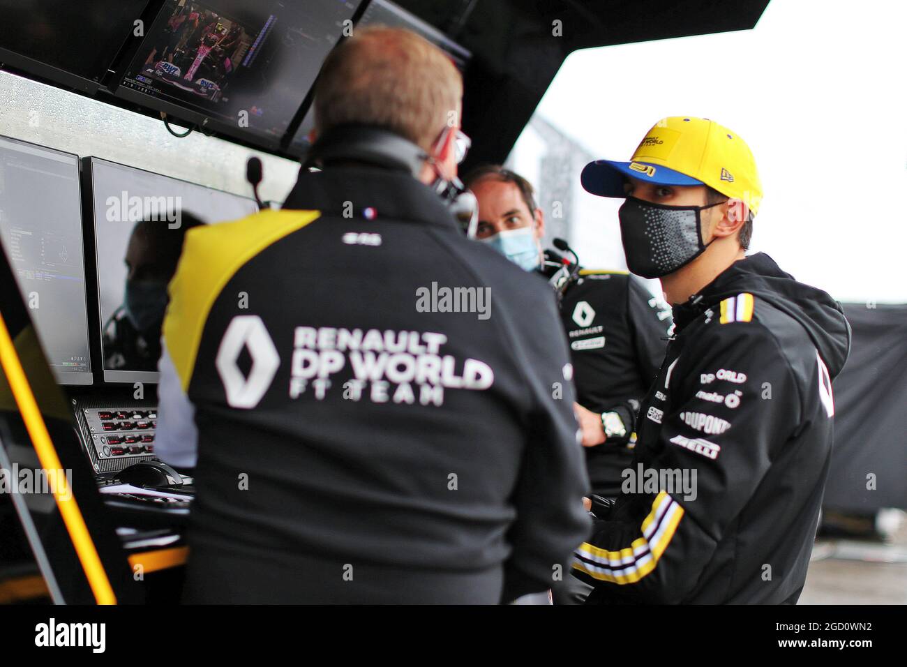 Renault f1 team on pit gantry hi-res stock photography and images - Alamy
