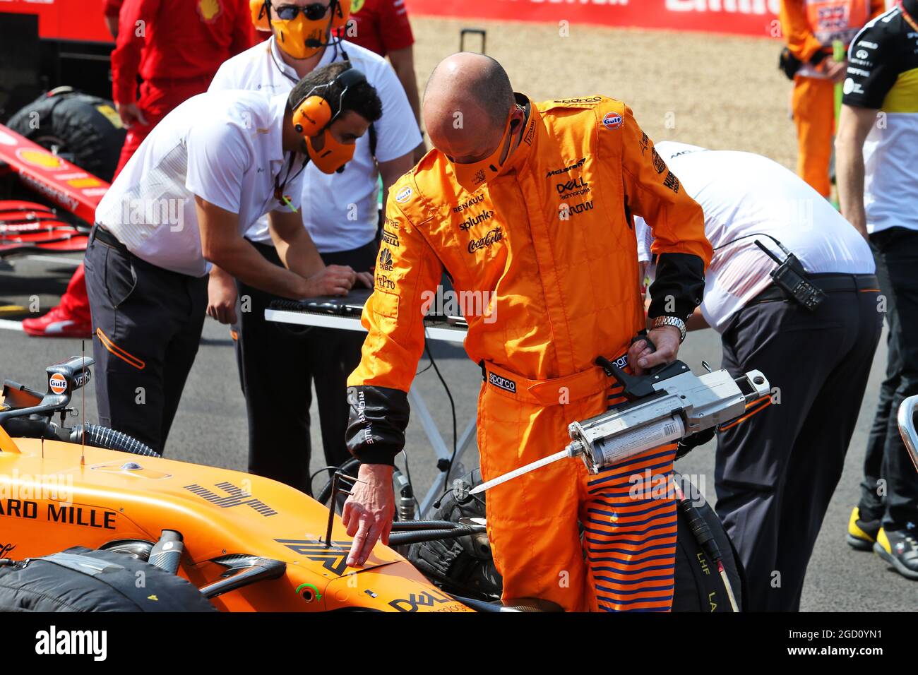 Mclaren mechanic mclaren mcl35 of lando norris hi-res stock photography ...