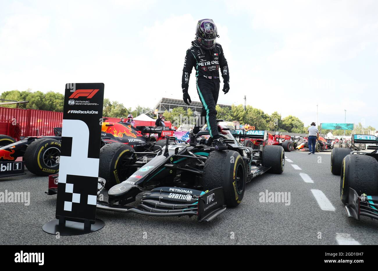 Race winner Lewis Hamilton (GBR) Mercedes AMG F1 W11 in parc ferme ...