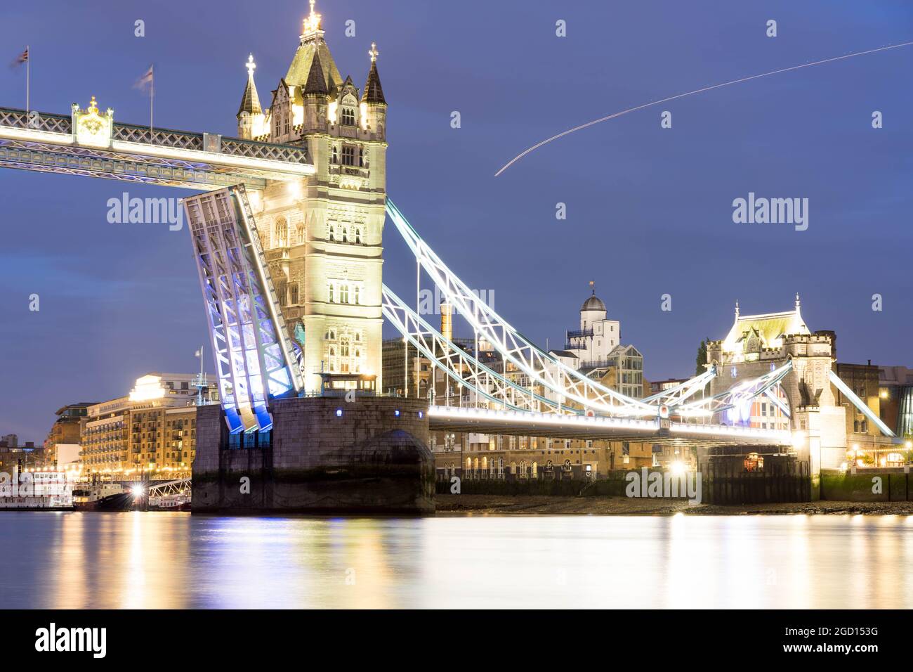 London tower bridge (bascules bridge ) stuck open from early Monday ...