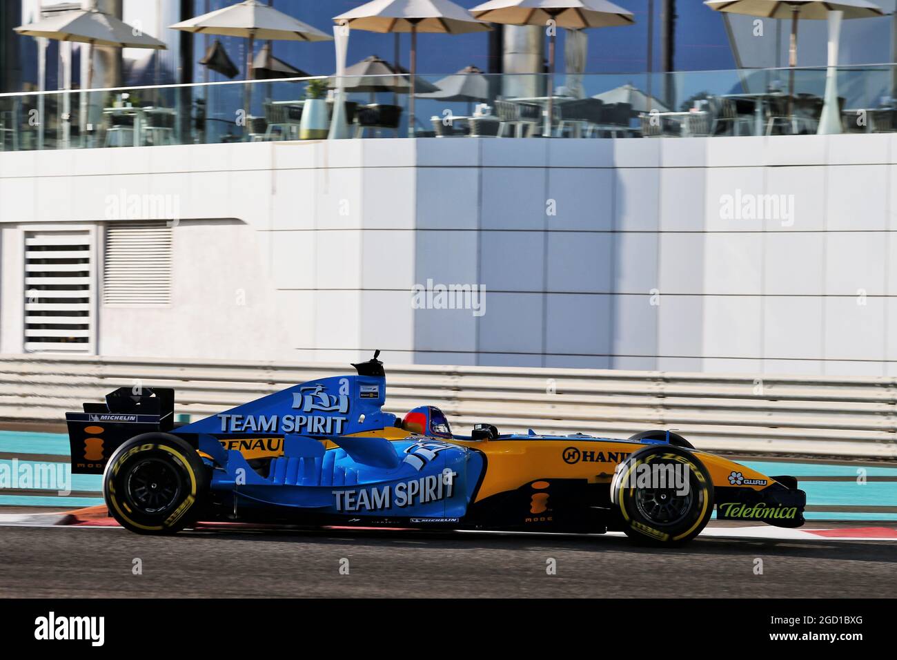 Fernando Alonso (ESP) Renault F1 Team in the 2005 Renault R25. Abu ...