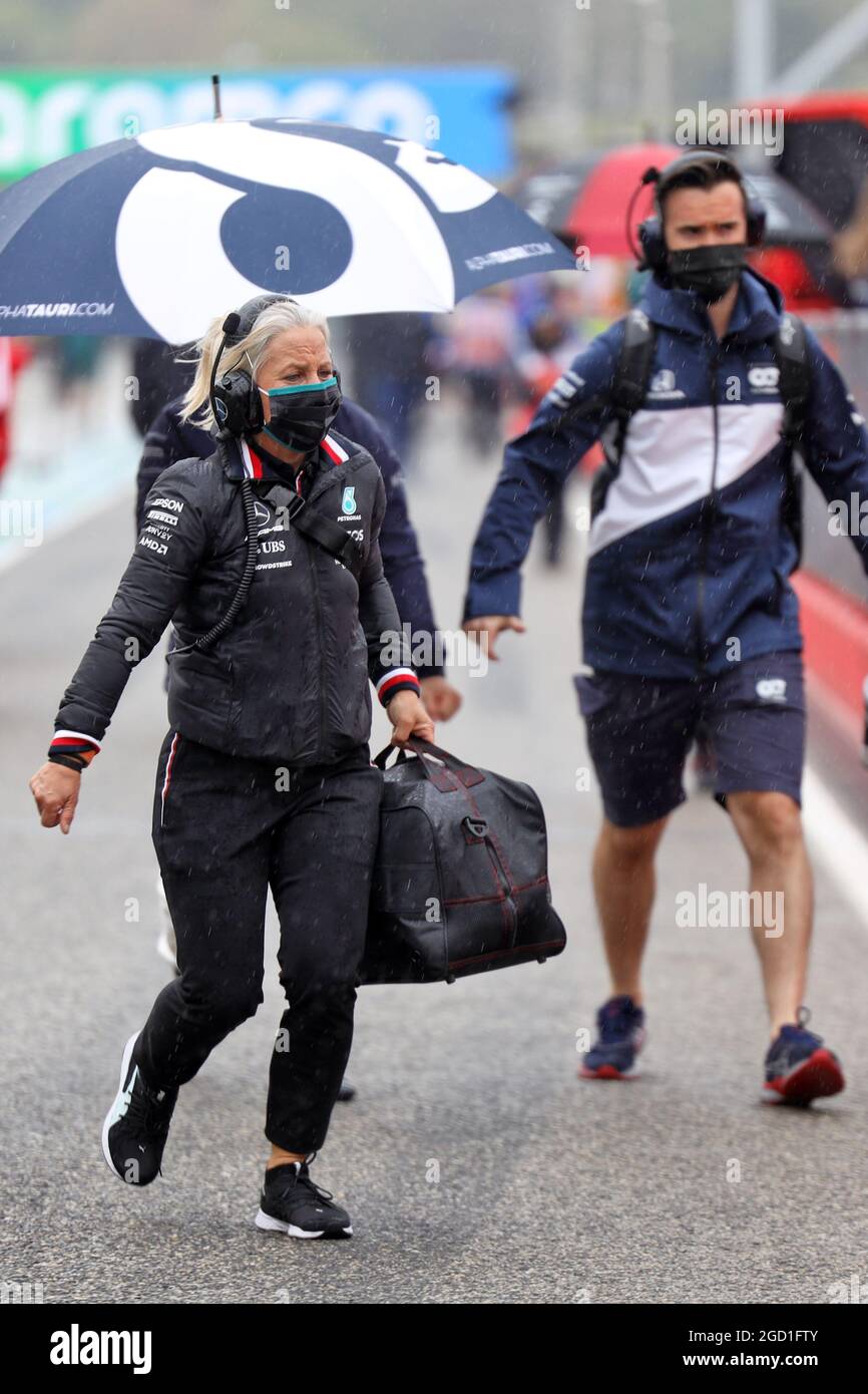 Angela Cullen (NZL) Mercedes AMG F1 Physiotherapist on the grid. Emilia ...