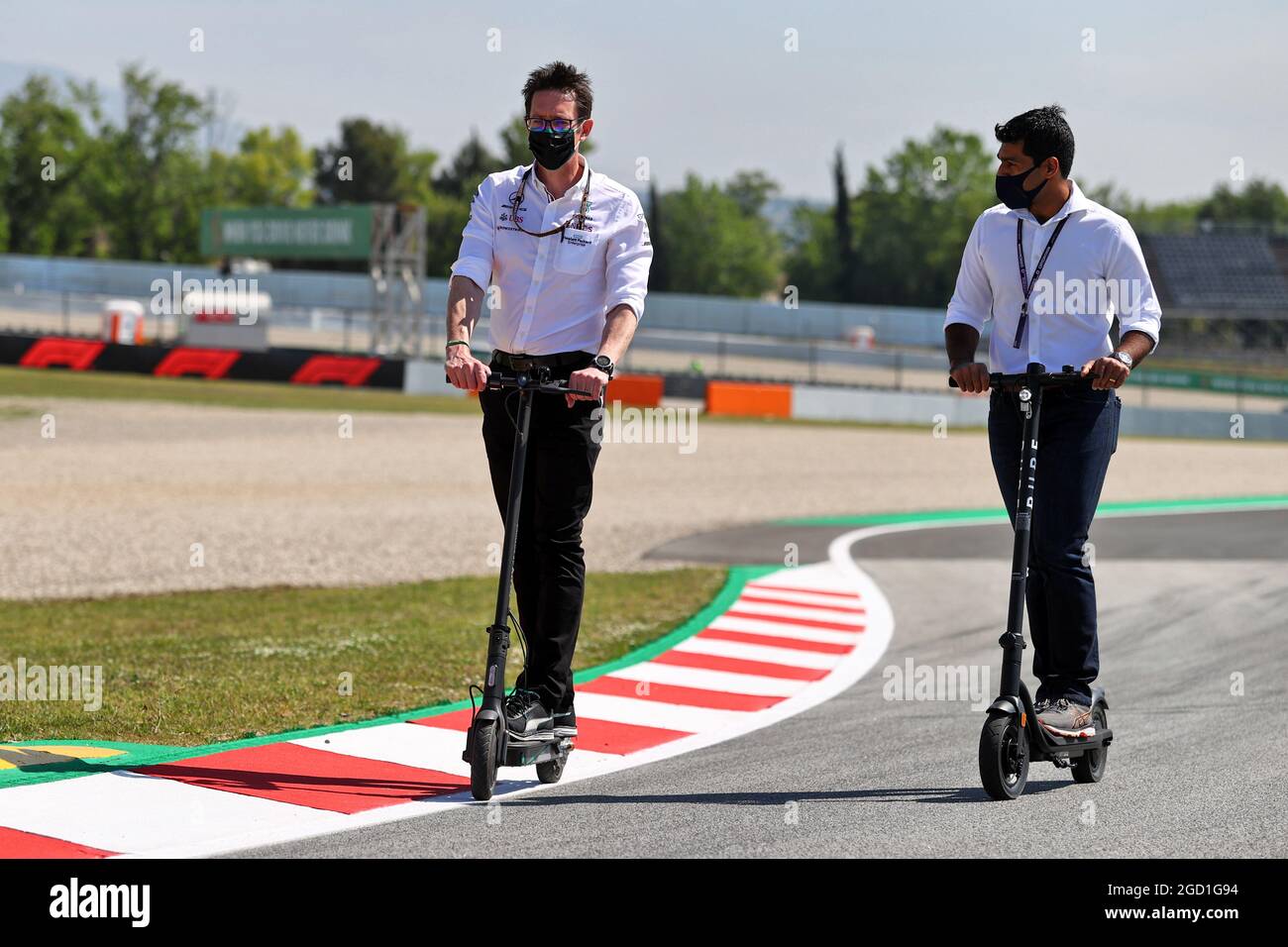 (L to R): Andrew Shovlin (GBR) Mercedes AMG F1 Trackside Engineering ...