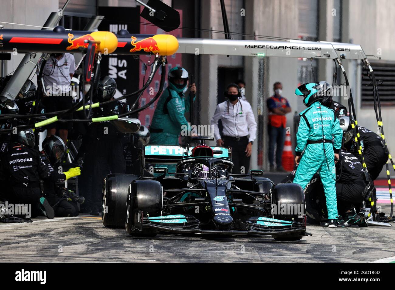 Lewis Hamilton (GBR) Mercedes AMG F1 W12 makes a pit stop. Austrian ...