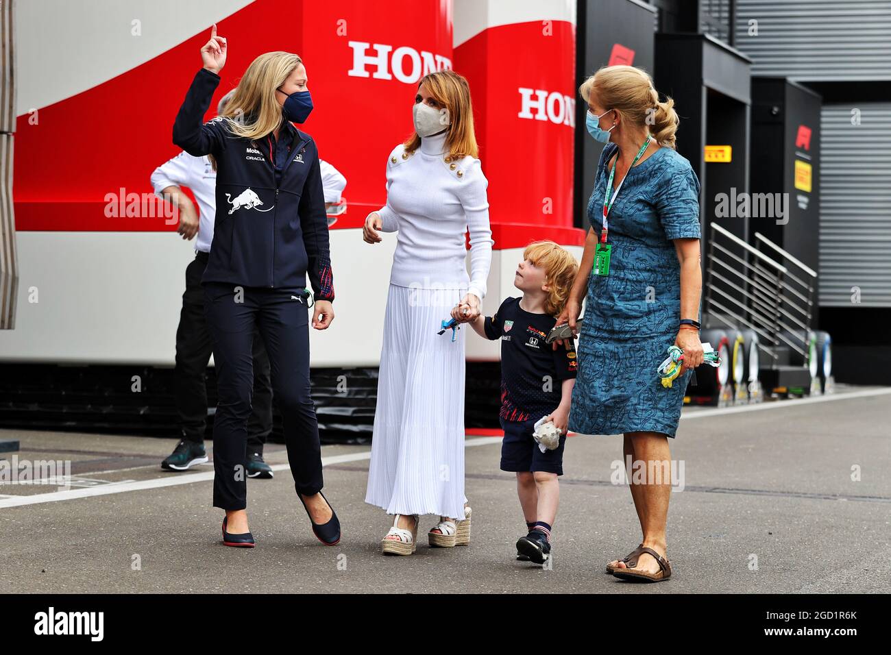 Singer her son monty her mother ana maria hidalgo hi-res stock ...