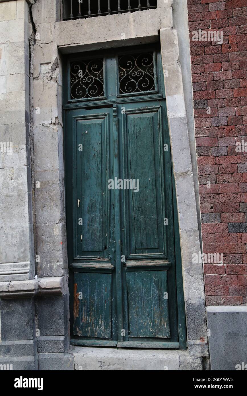 Old Door with the signs of the earthquakes that occurred in Mexico City ...