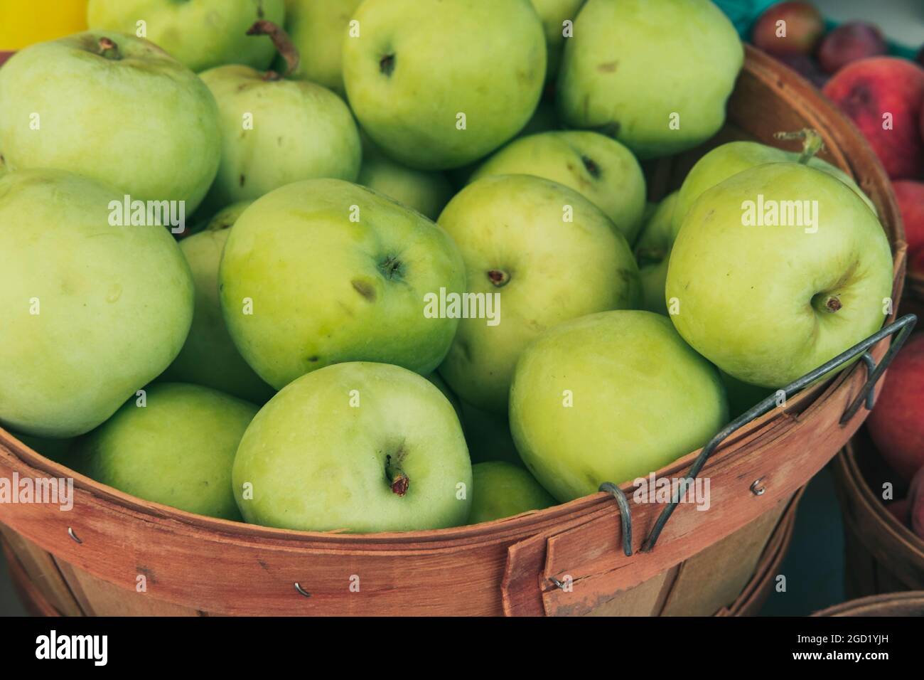 Granny smith apples in fruit basket hi-res stock photography and images ...