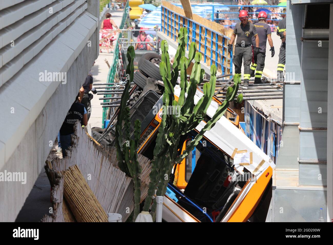 Crash in Capri (Italy): firefighters lift with cranes a bus that has ...