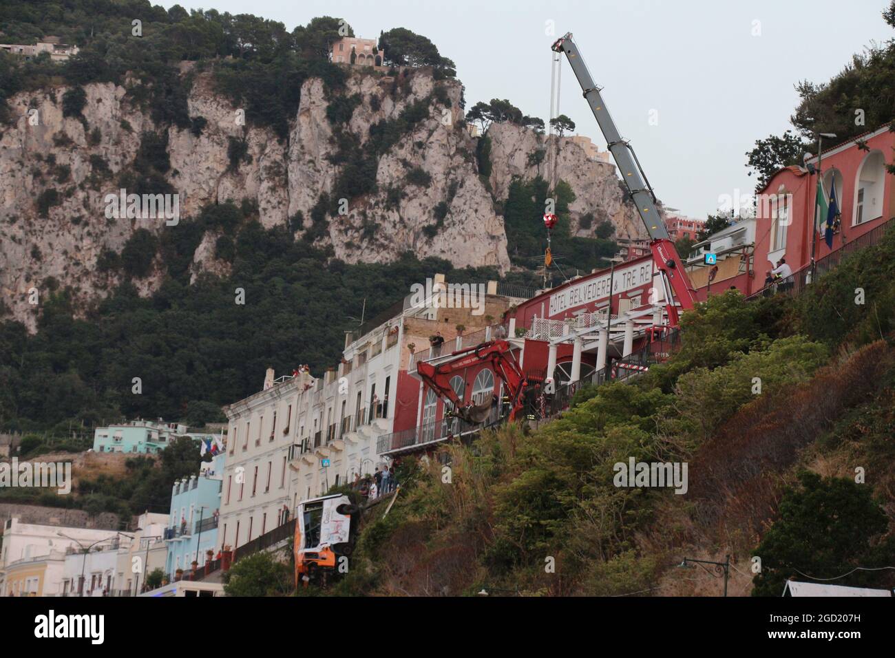 Crash in Capri (Italy): firefighters lift with cranes a bus that has ...
