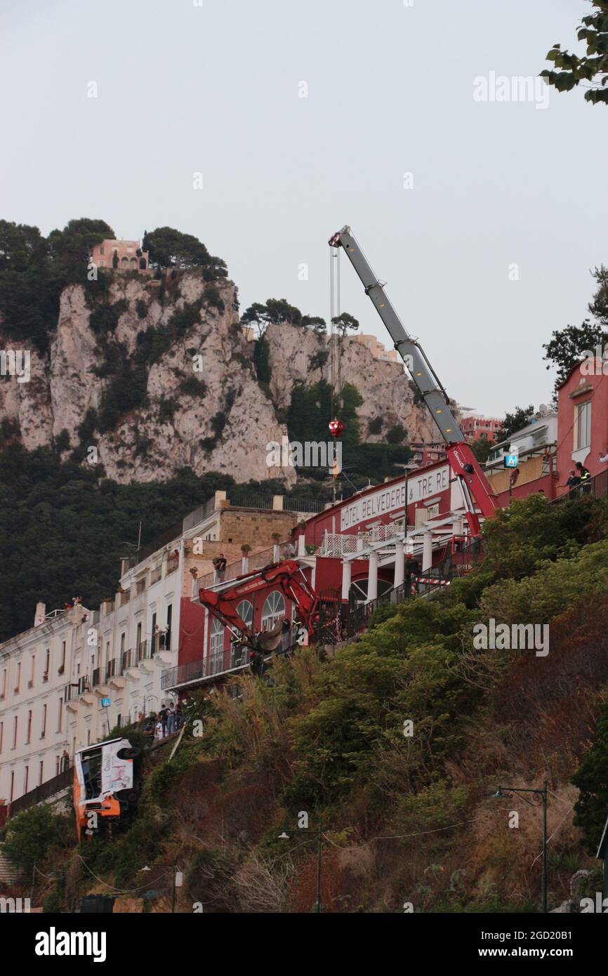 Crash in Capri (Italy): firefighters lift with cranes a bus that has ...