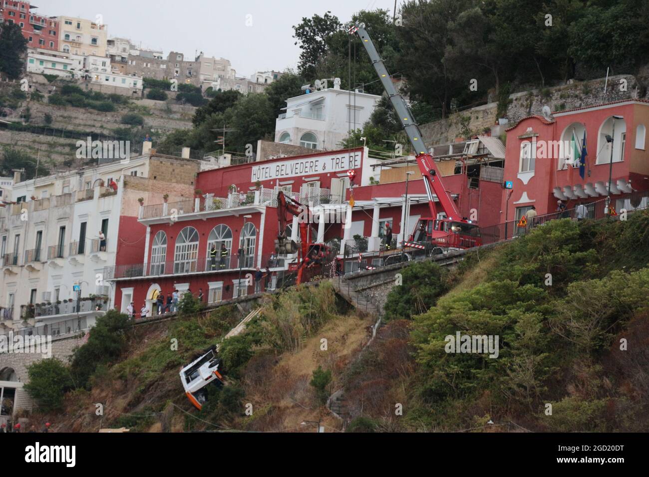 Crash in Capri (Italy): firefighters lift with cranes a bus that has ...