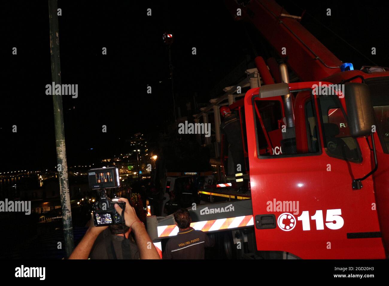 Crash in Capri (Italy): firefighters lift with cranes a bus that has ...