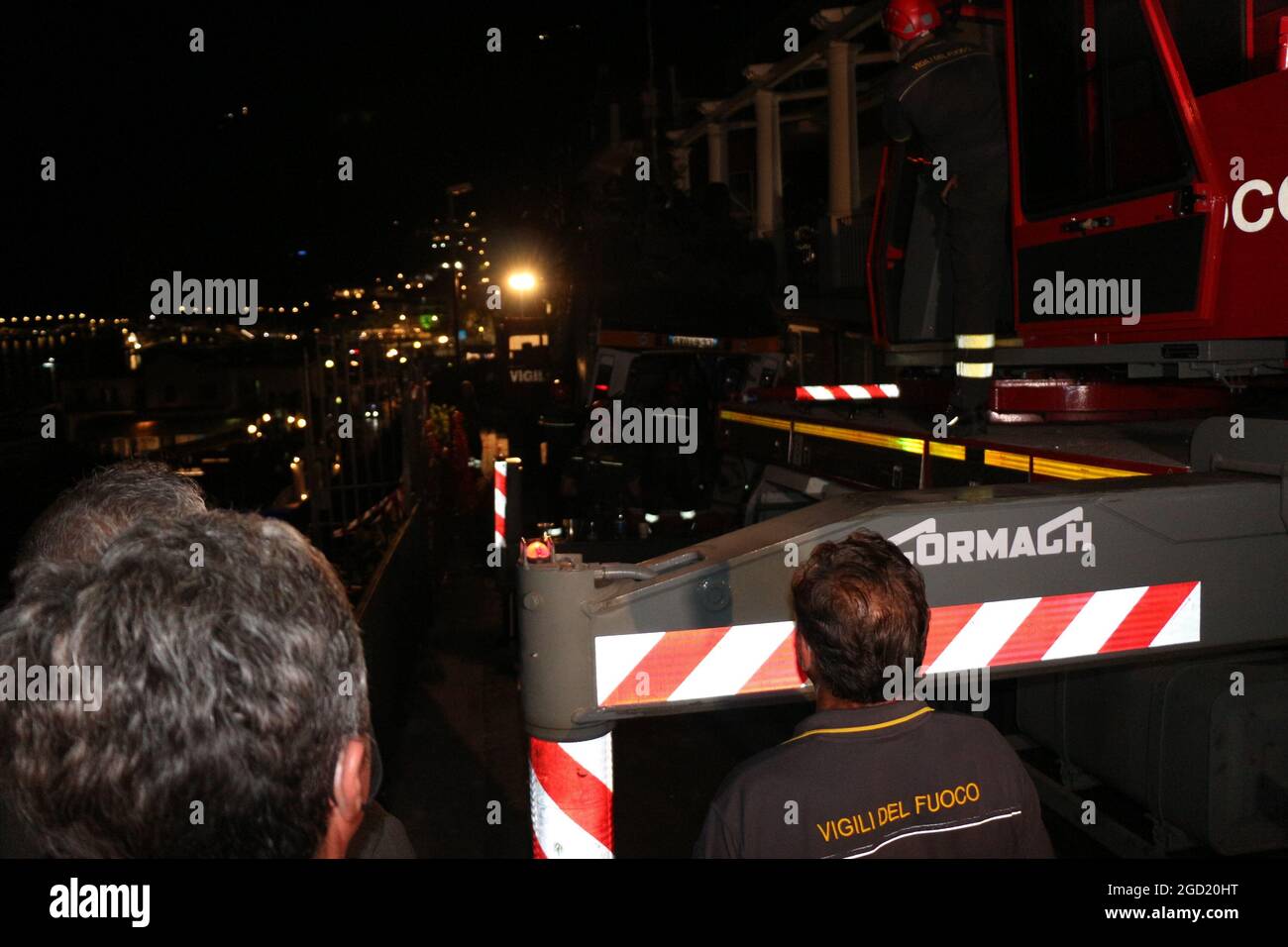 Crash in Capri (Italy): firefighters lift with cranes a bus that has ...