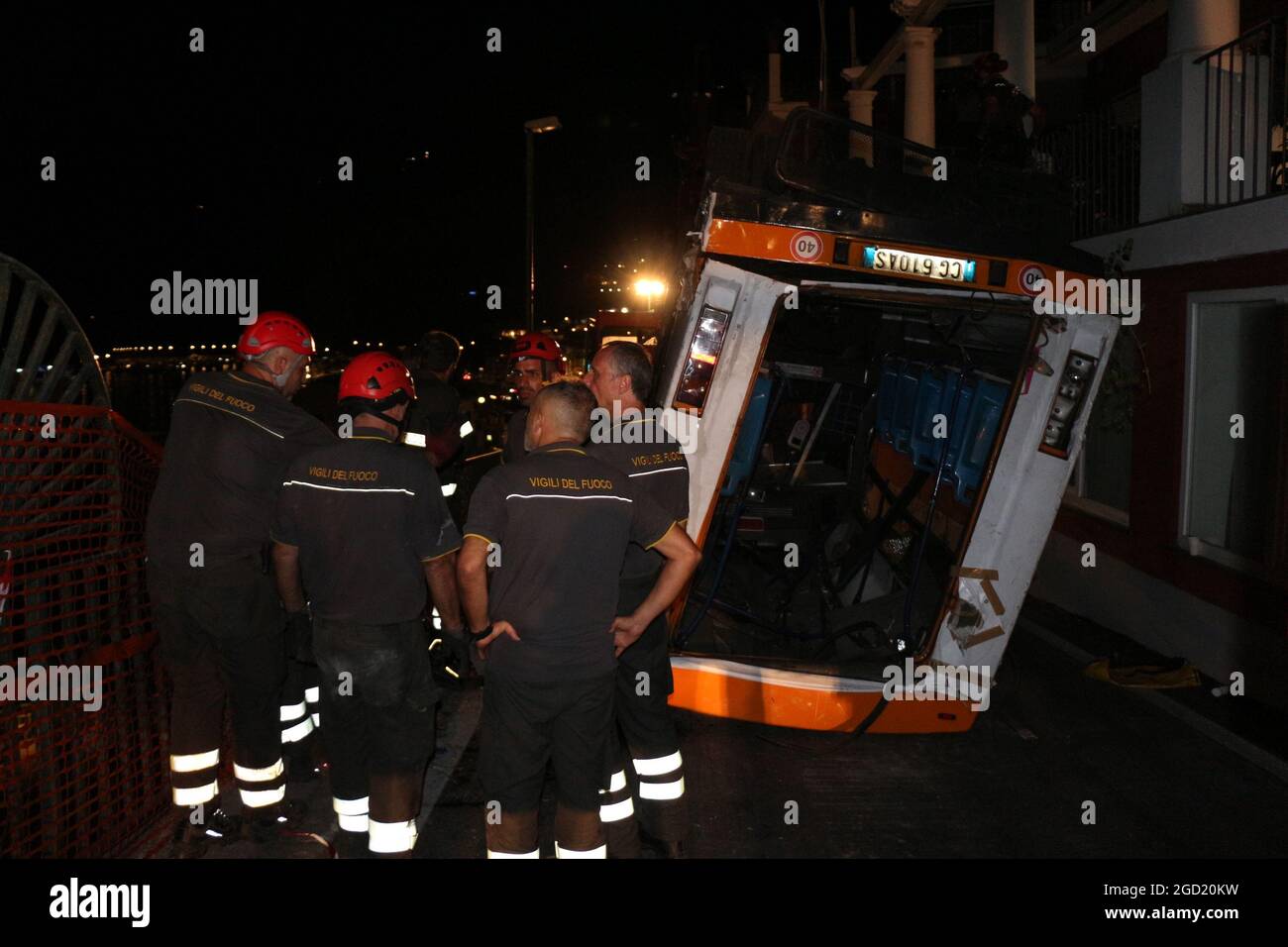 Crash in Capri (Italy): firefighters lift with cranes a bus that has ...