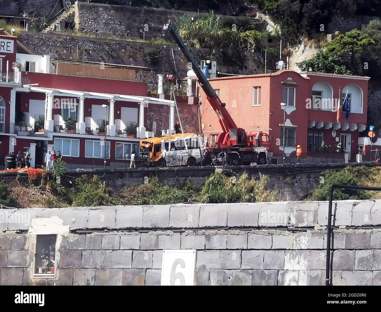 Crash in Capri (Italy): firefighters lift with cranes a bus that has ...