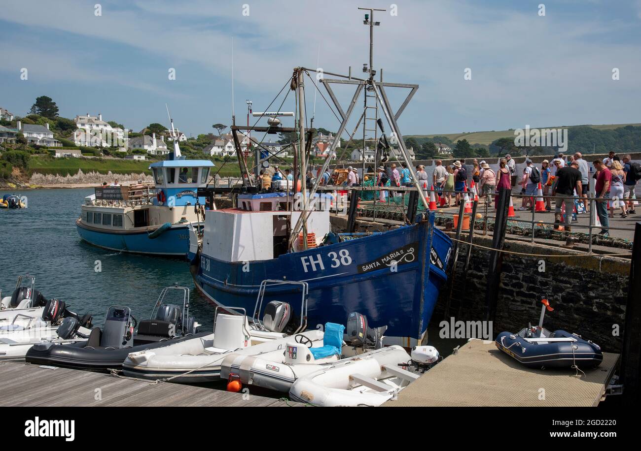 St Mawes, Cornwall, England, UK. 2021. St Mawes harbour and busy ...