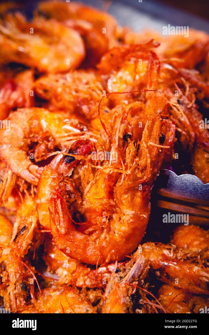 Fried whole head-on shrimp breaded and crispy in buffet tray Stock ...