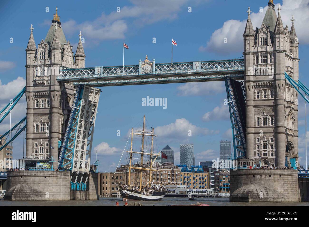 Tall ship trough tower bridge hi-res stock photography and images - Alamy