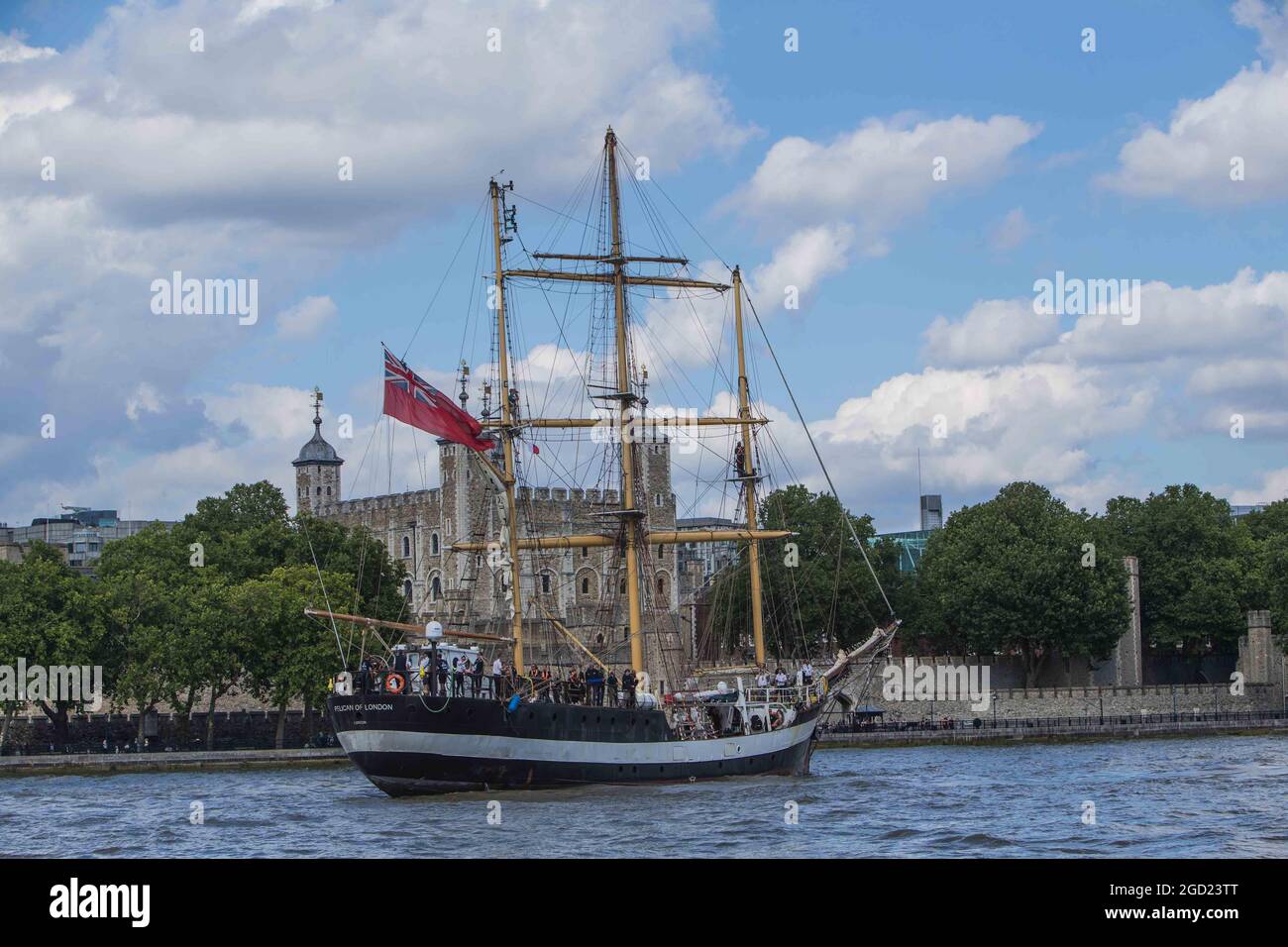 Tall ship trough tower bridge hi-res stock photography and images - Alamy