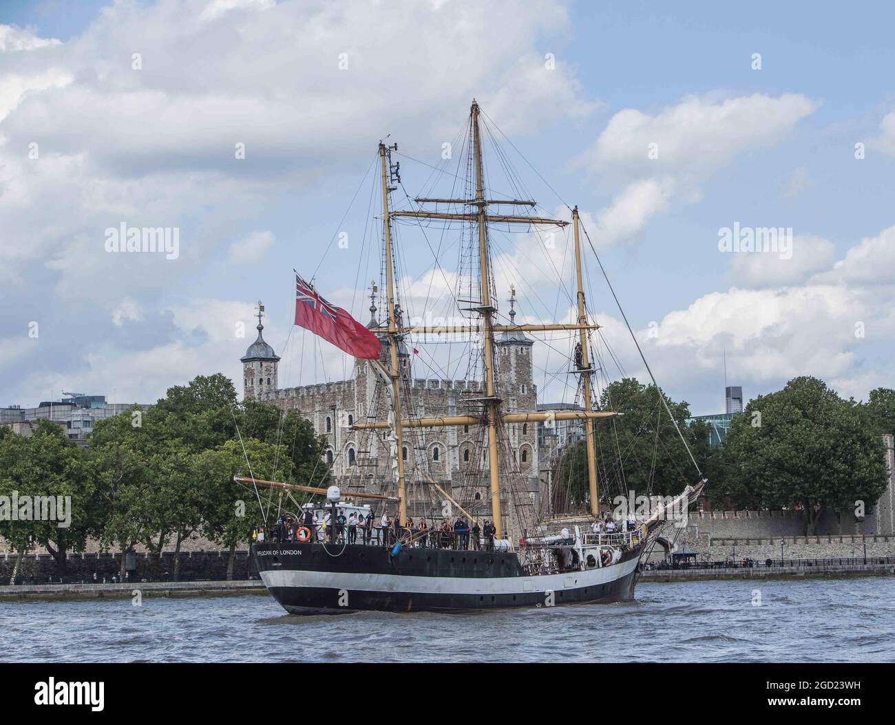 Tall ship trough tower bridge hi-res stock photography and images - Alamy