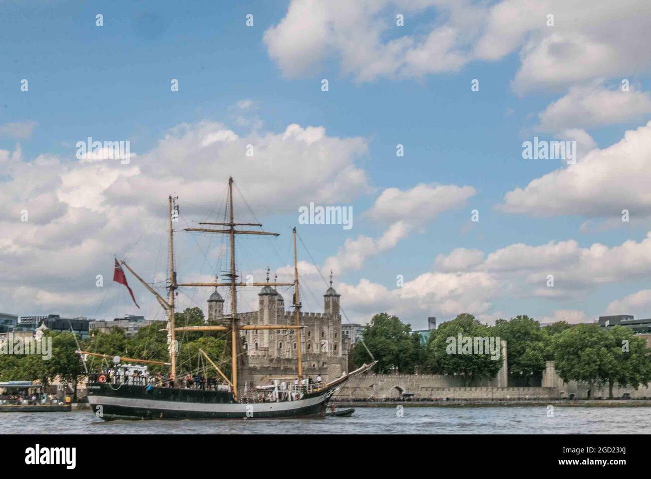 Tall ship trough tower bridge hi-res stock photography and images - Alamy