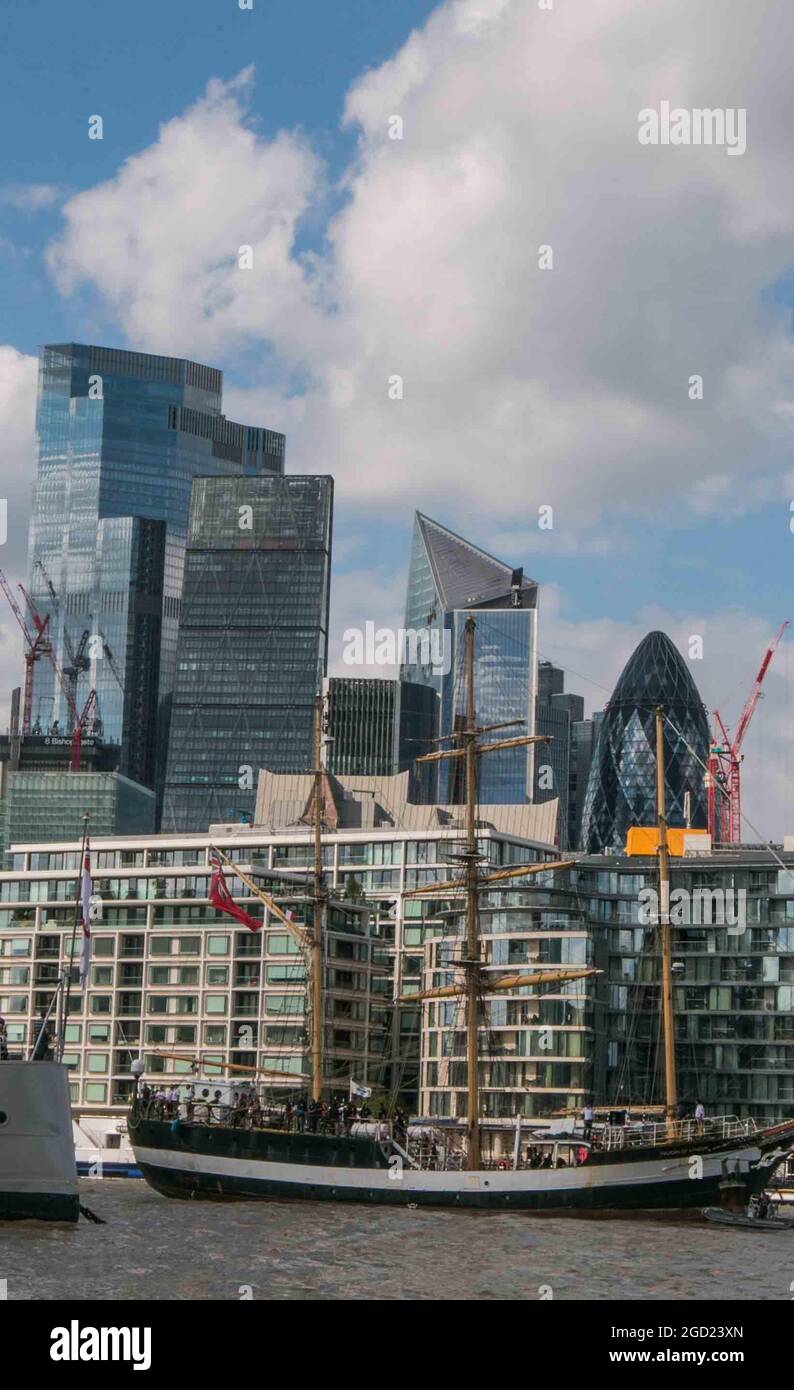 Tall ship trough tower bridge hi-res stock photography and images - Alamy