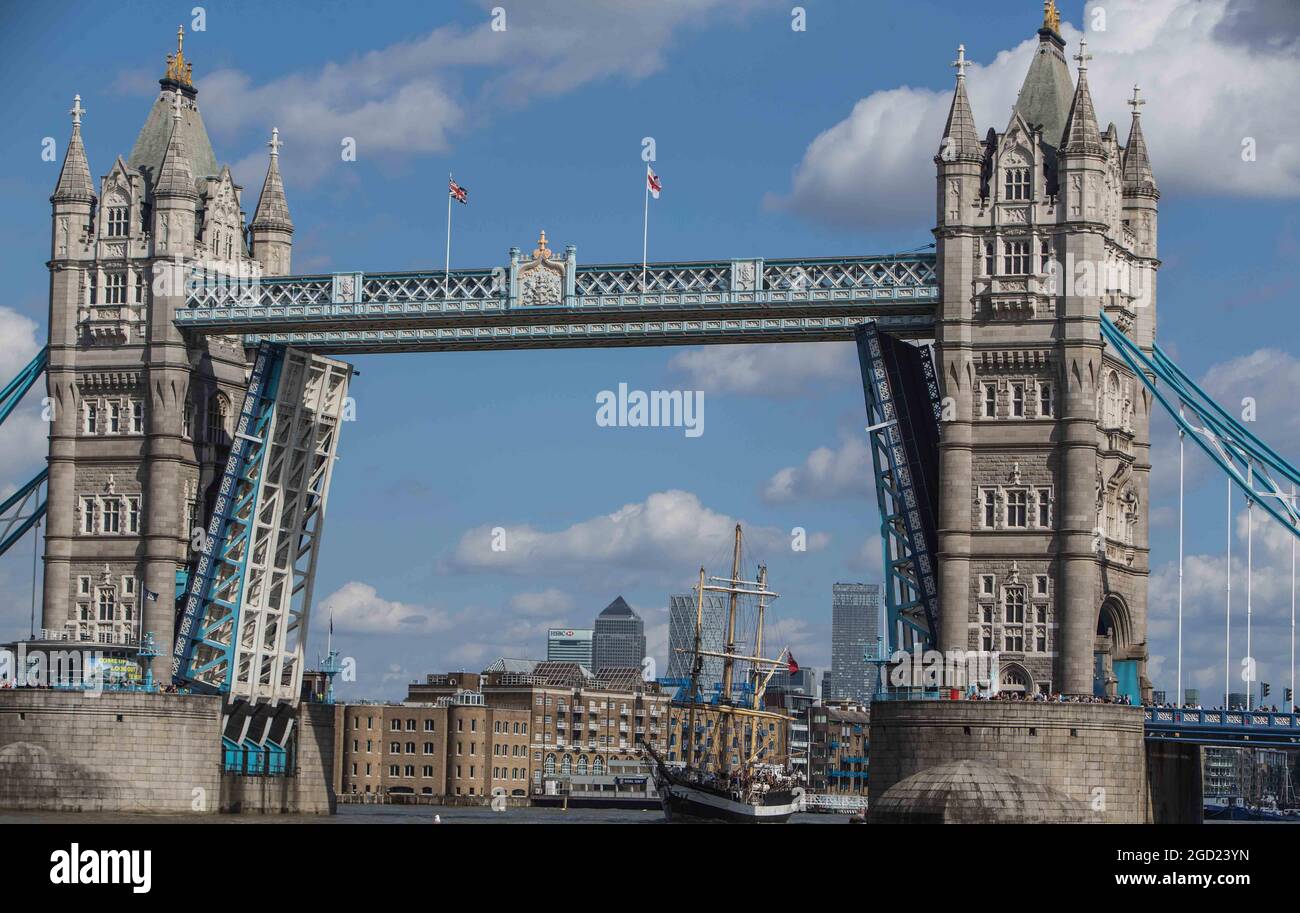 Tall ship trough tower bridge hi-res stock photography and images - Alamy