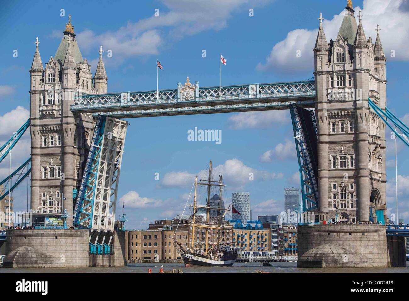 Tall ship trough tower bridge hi-res stock photography and images - Alamy