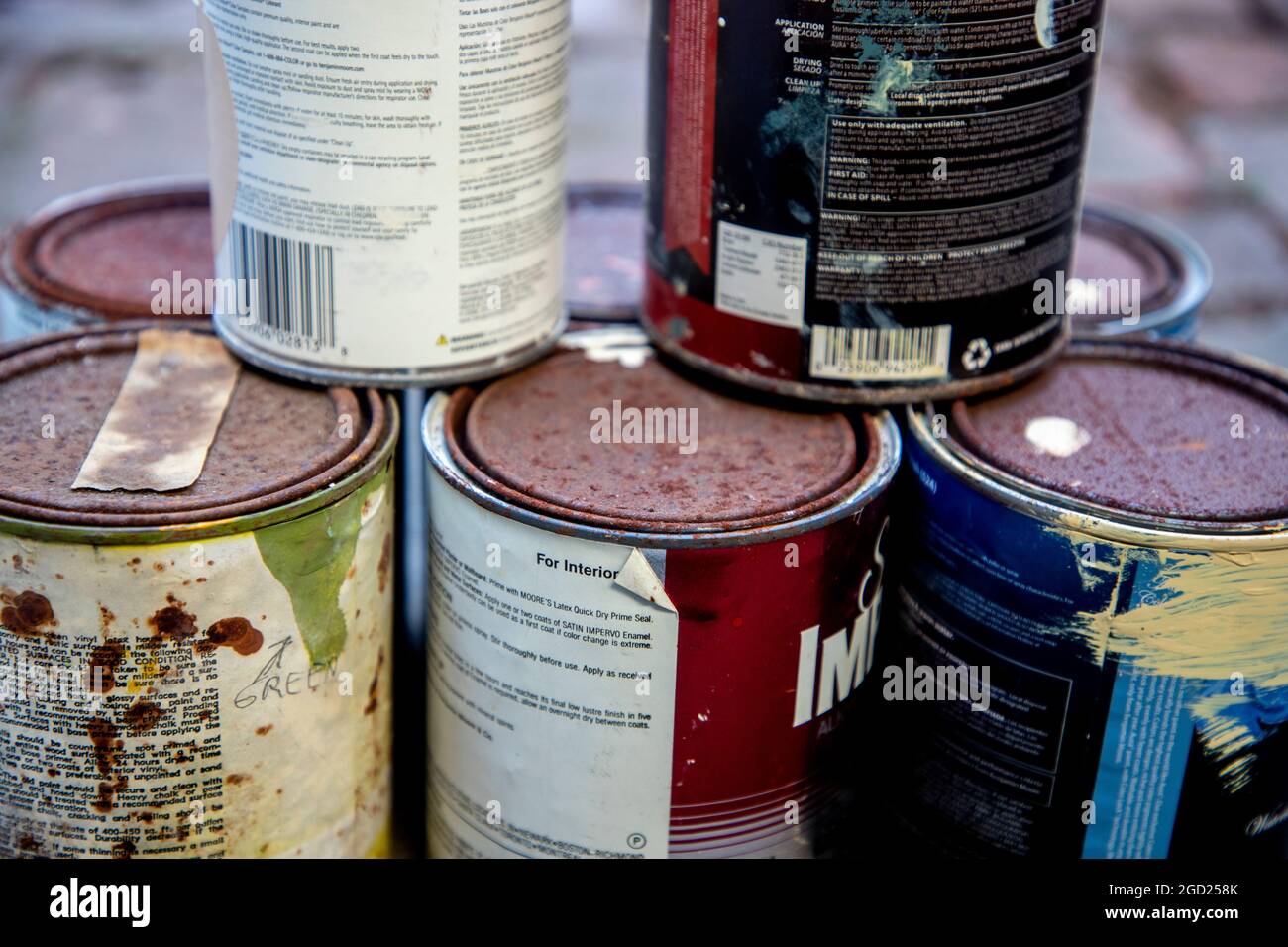 Rusty paint cans hi-res stock photography and images - Alamy