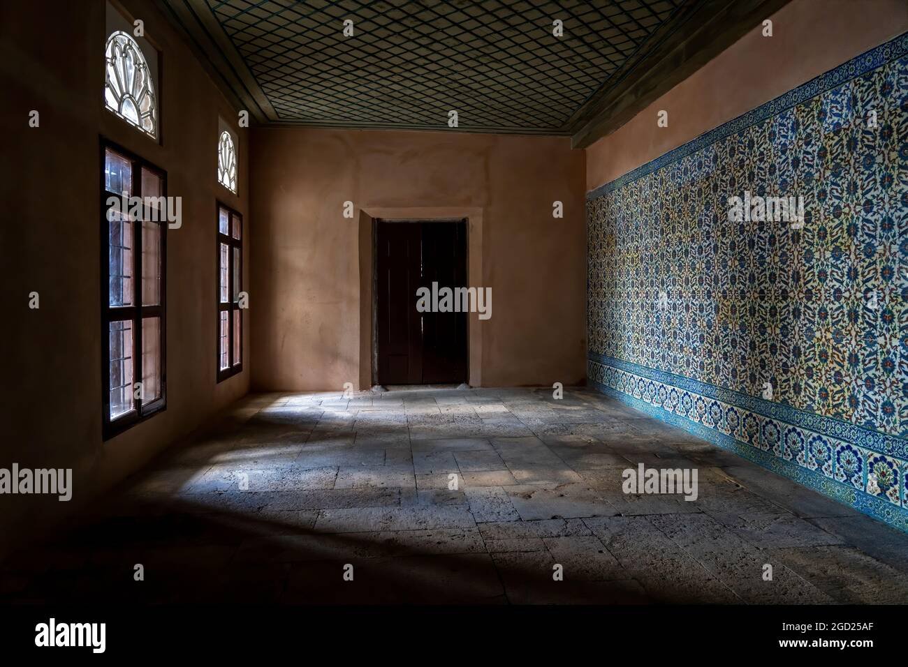 Empty room with two windows hi-res stock photography and images - Alamy