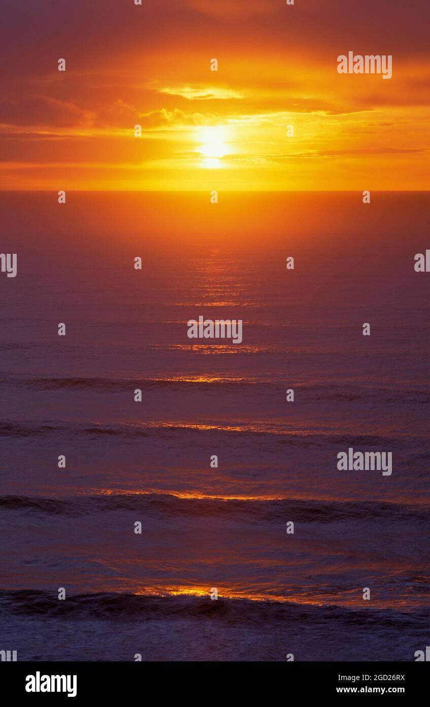 Sunset and waves from Heceta Head viewpoint on the Oregon coast Stock ...