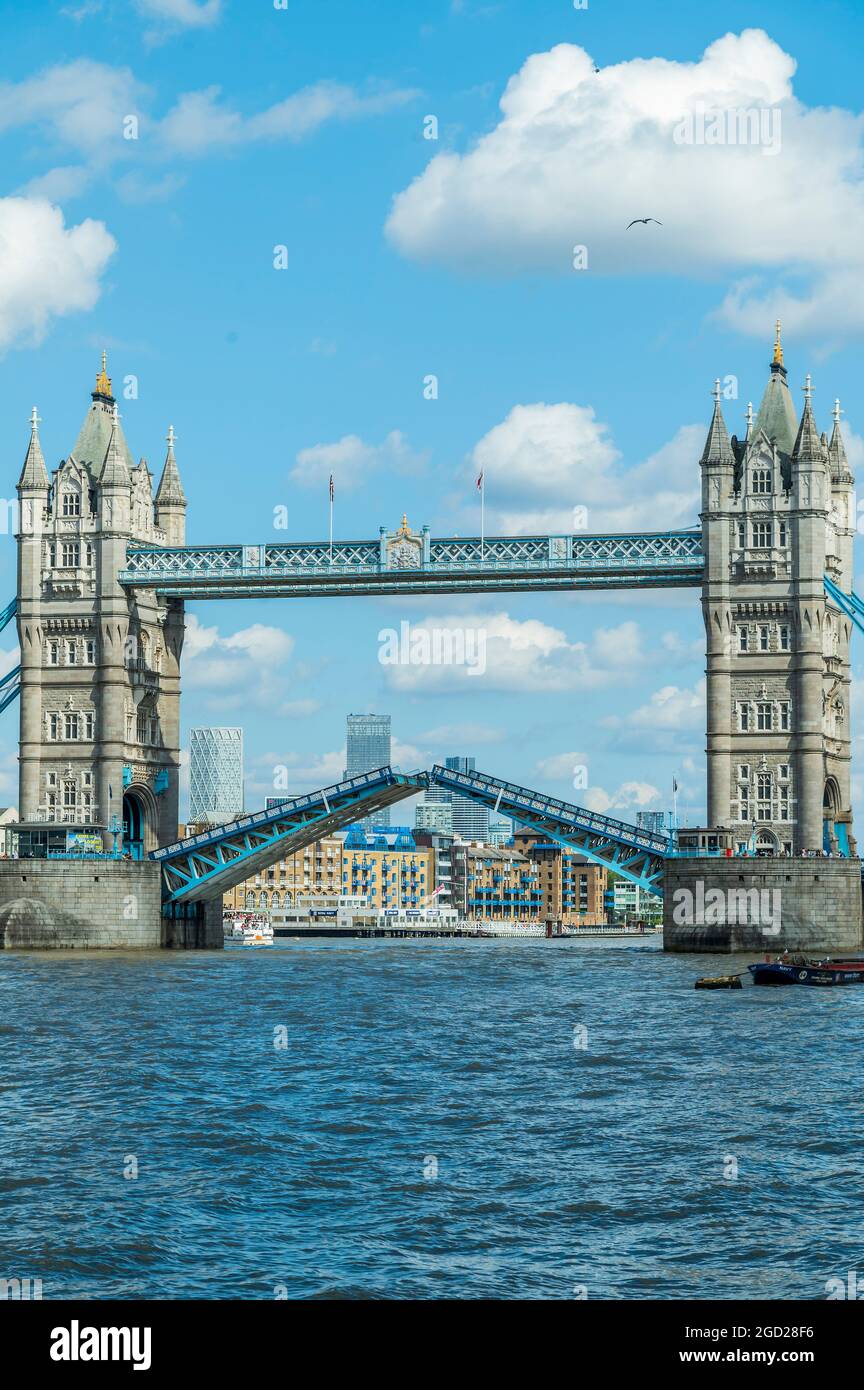 Tower bridge raised 19th century hi-res stock photography and images ...