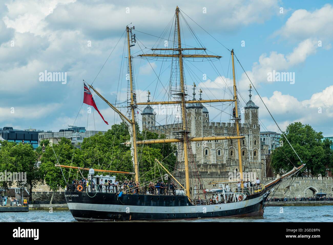London, UK. 10th Aug, 2021. She turns in front of the Tower. The tall ...
