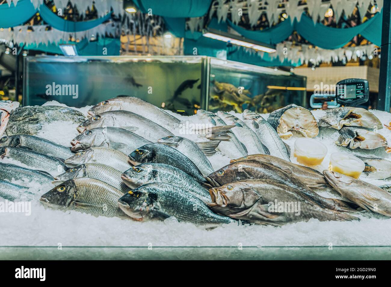 Seafood counter grocery store hi-res stock photography and images - Alamy