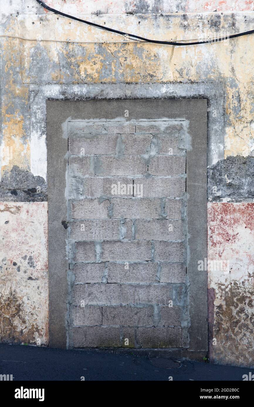 Old wall blocked entrance hi-res stock photography and images - Alamy
