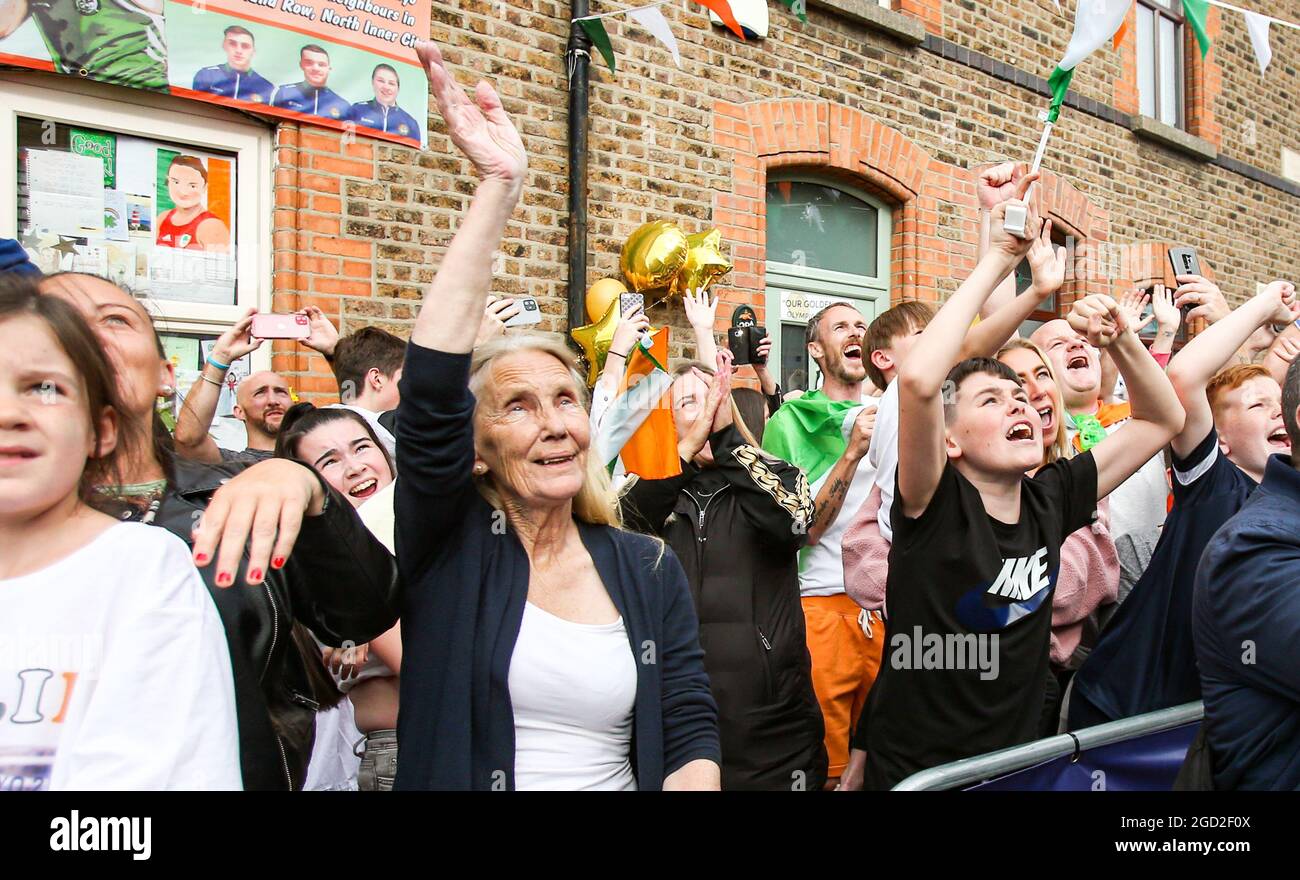 Crowds erupt as Irish Olympic boxing gold medalist Kellie Harrington ...
