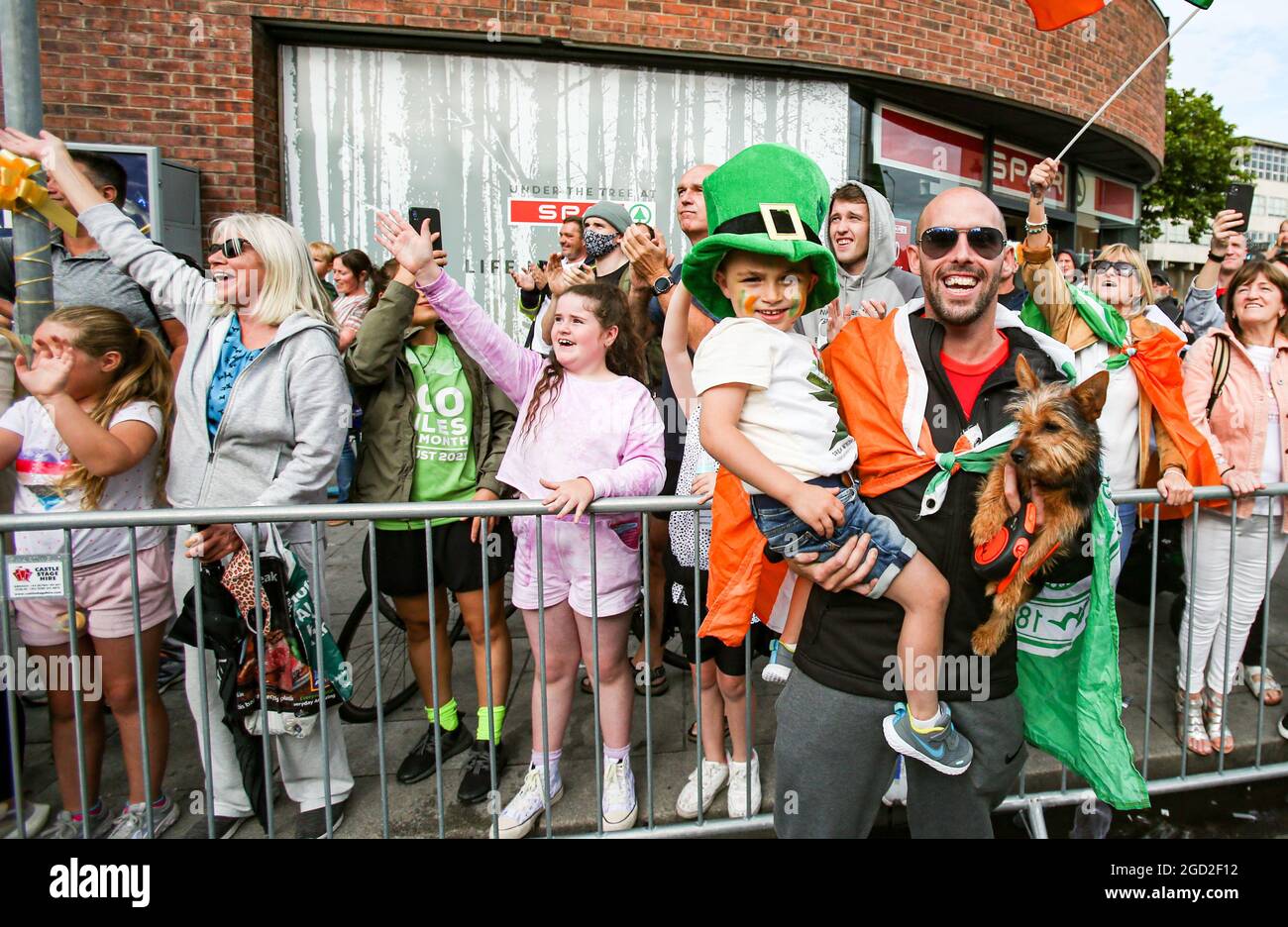 Crowds erupt as Irish Olympic boxing gold medalist Kellie Harrington ...