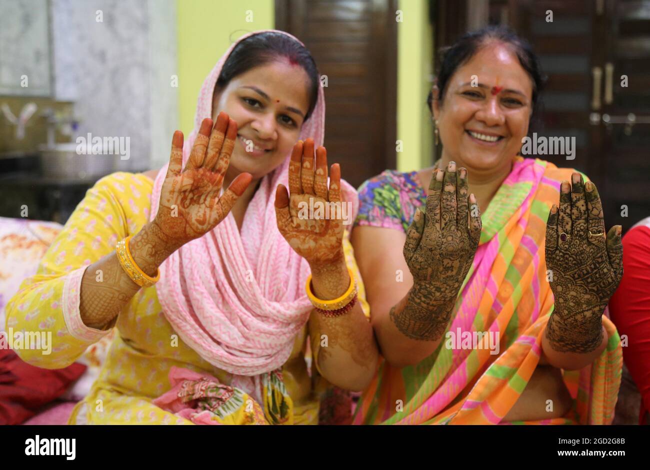 Applying henna rajasthan hi-res stock photography and images - Alamy