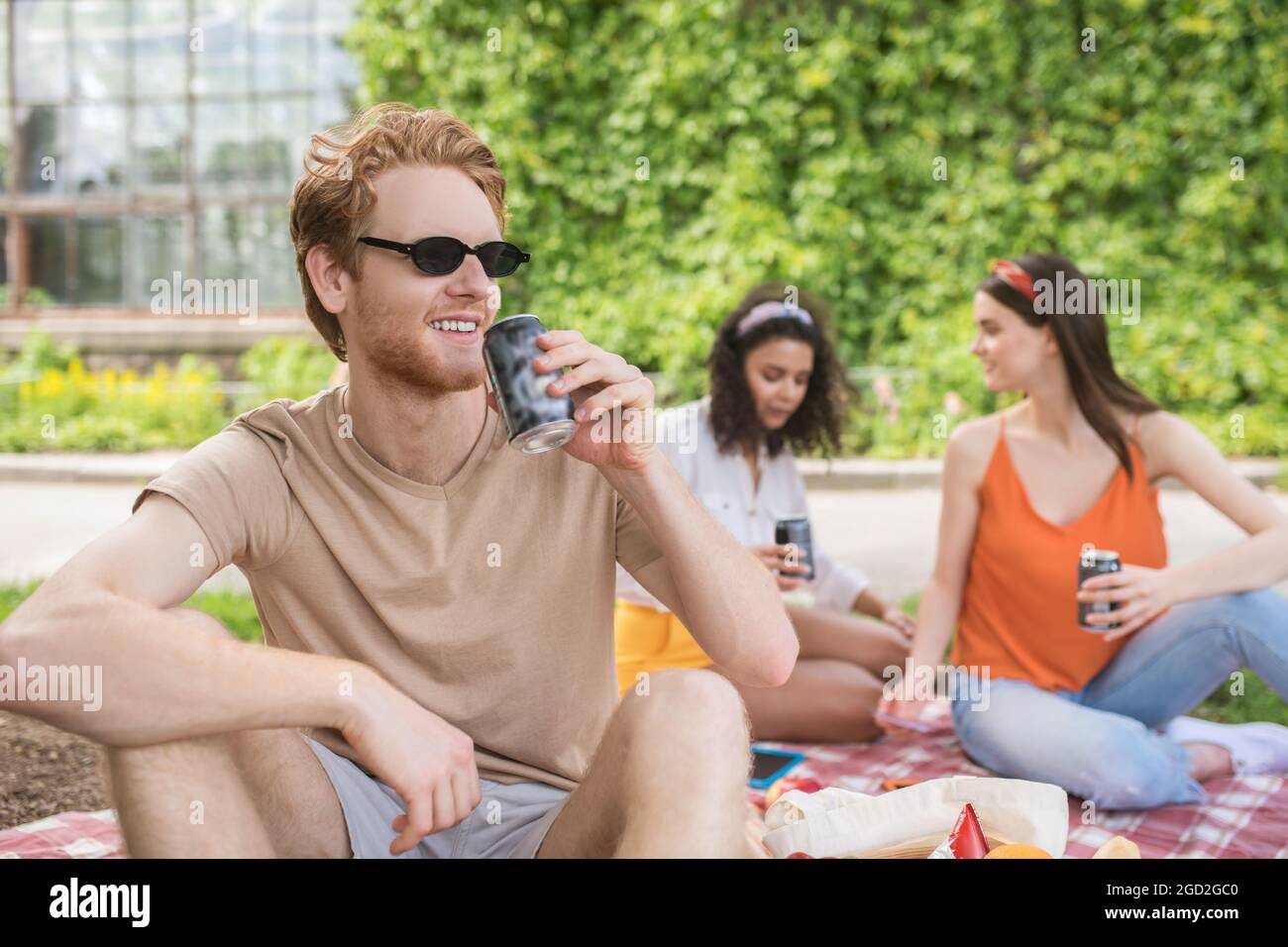 Friendly guy hi-res stock photography and images - Alamy