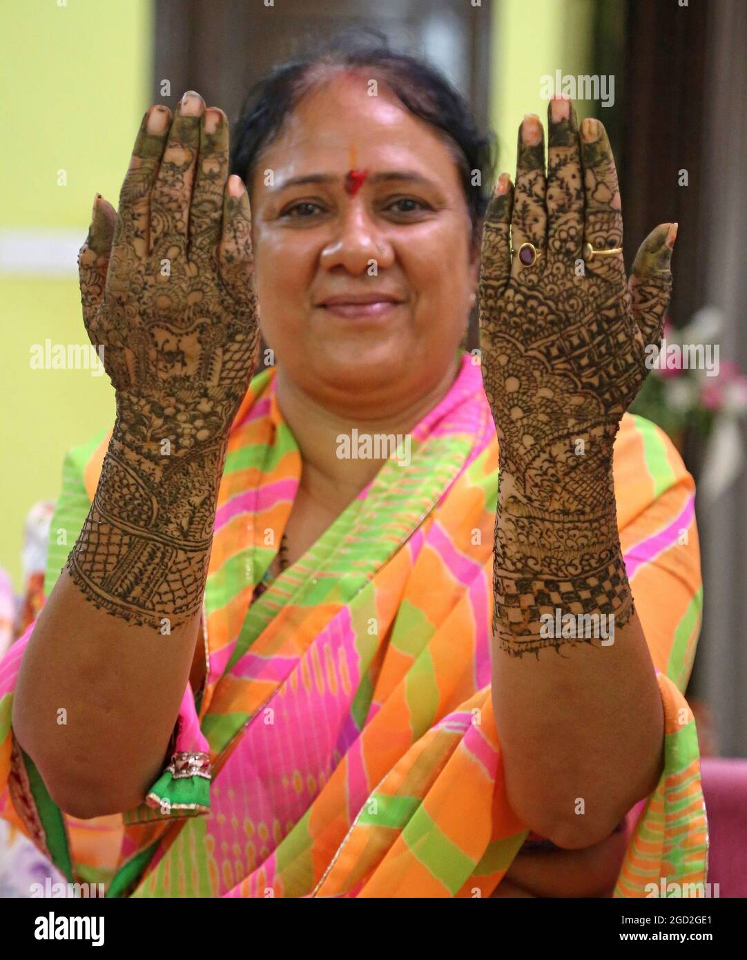 Applying henna rajasthan hi-res stock photography and images - Alamy