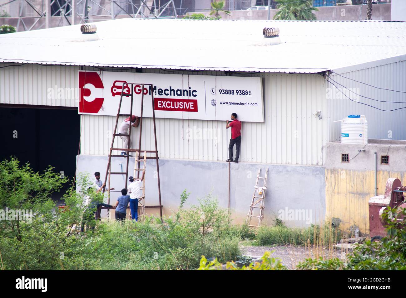 Go mechanic hi-res stock photography and images - Alamy