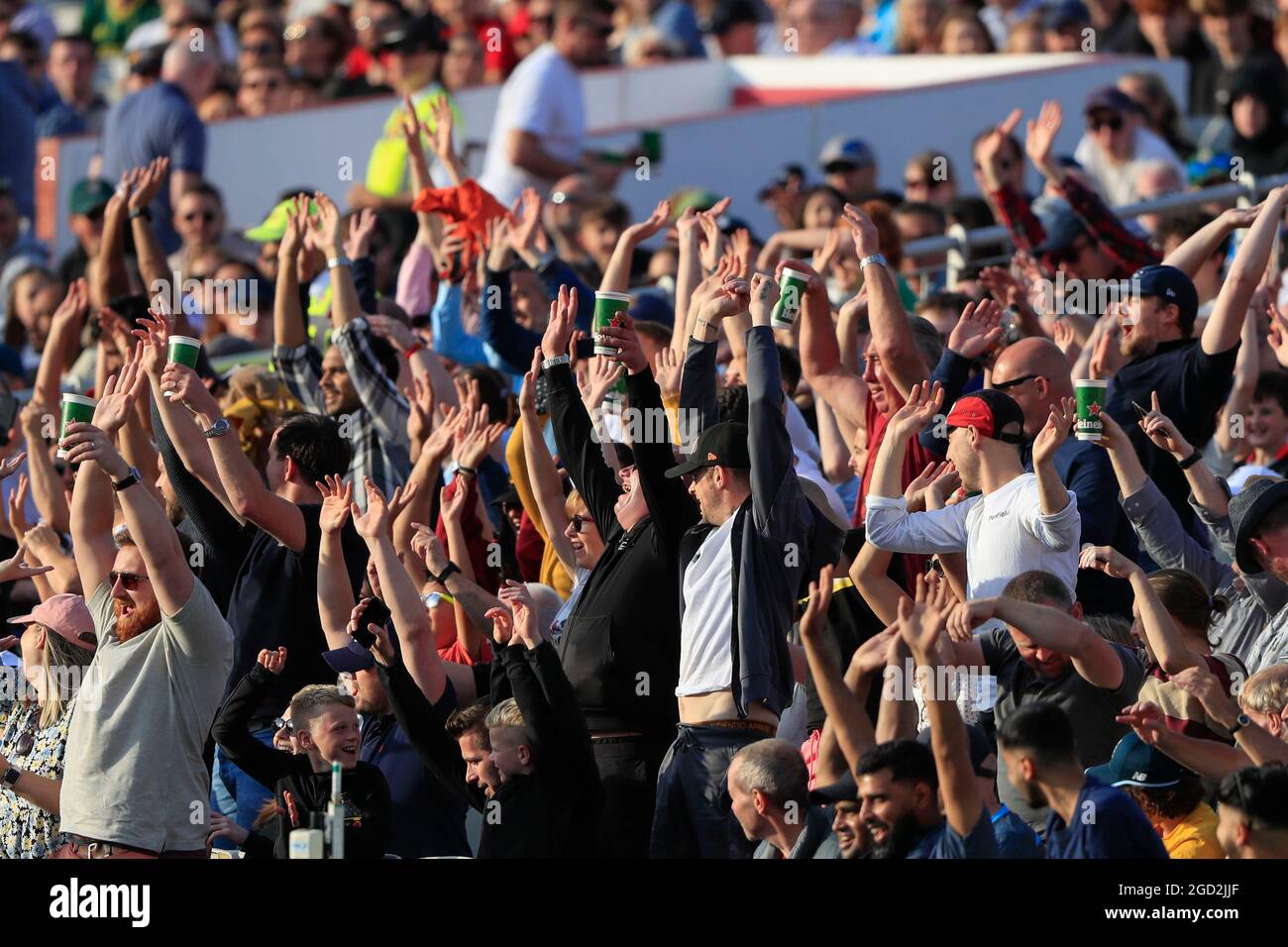Old trafford crowd hi-res stock photography and images - Alamy