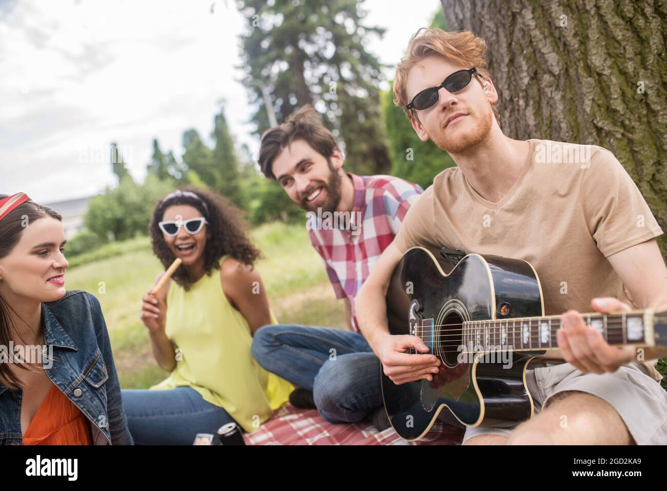 People having fun socializing hi-res stock photography and images - Alamy