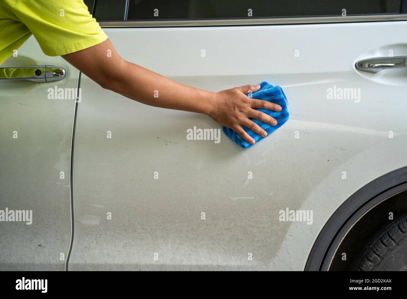 Male's hand cleaning a white car with linen Stock Photo - Alamy