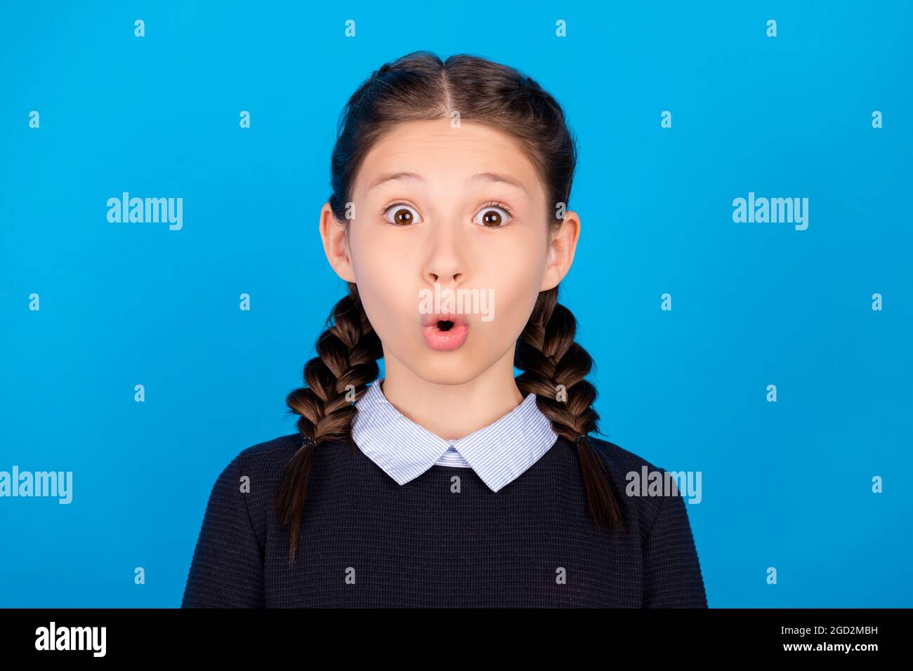 Photo of amazed shocked small girl face reaction sale school good mood ...
