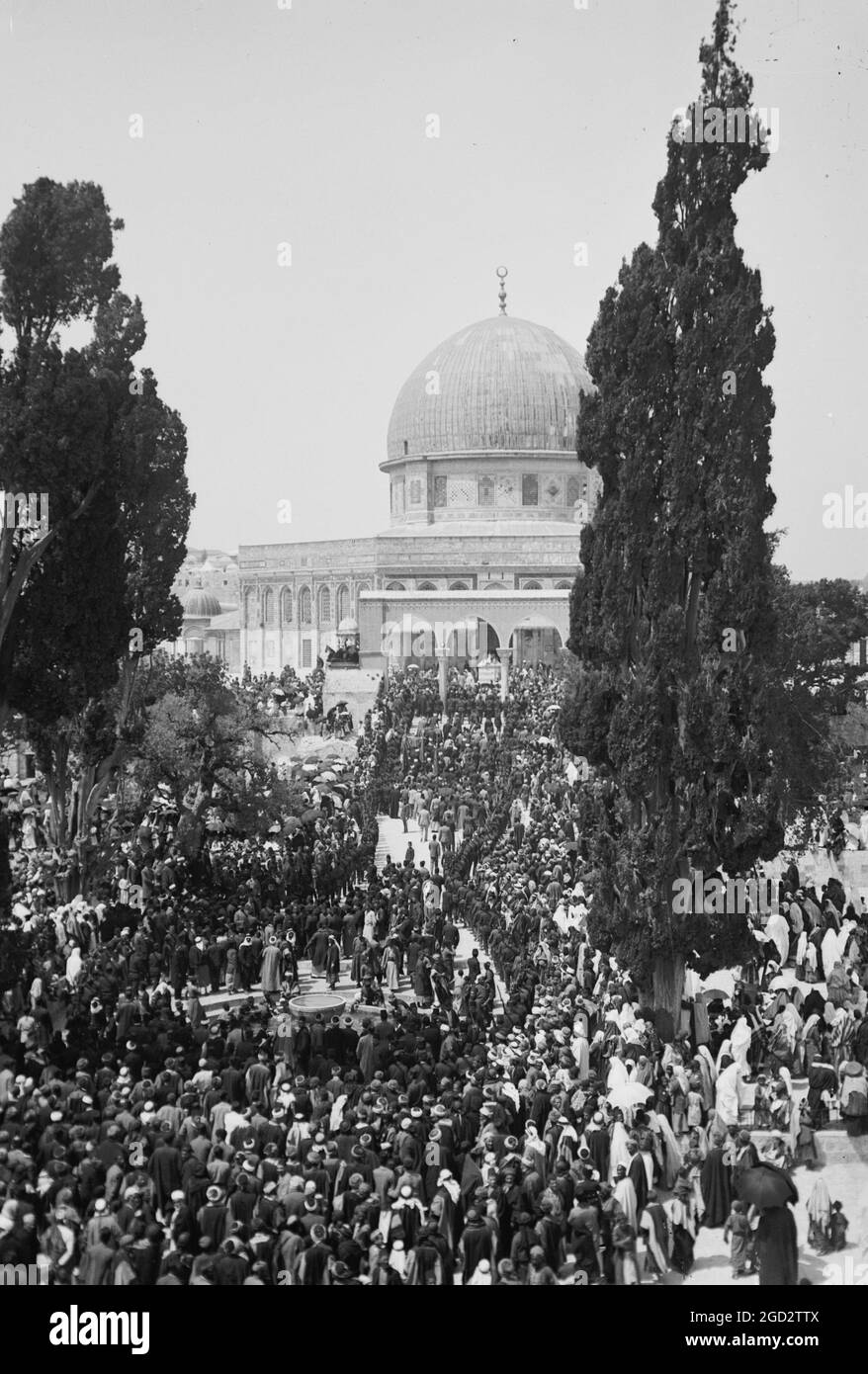 Nebi Moussa [i.e., Nebi Musa] crowd at Dome of the Rock, Jerusalem ca ...