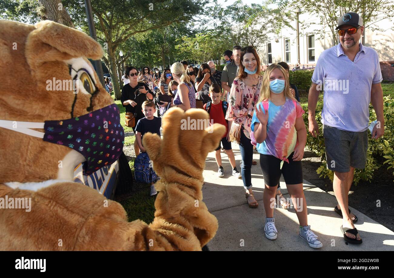 Elementary school mascot hi-res stock photography and images - Alamy