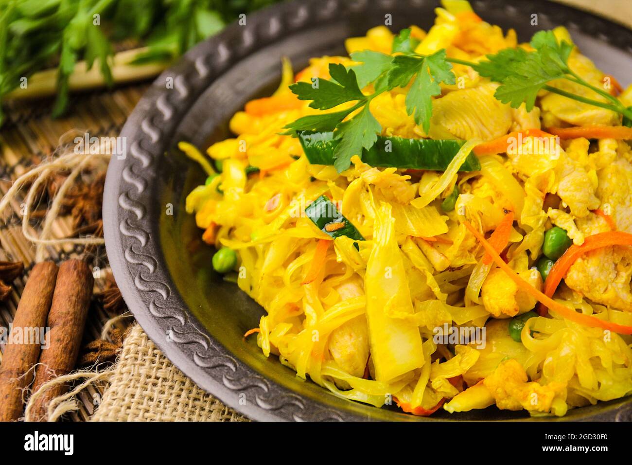 Fried soy noodles with chicken Stock Photo - Alamy